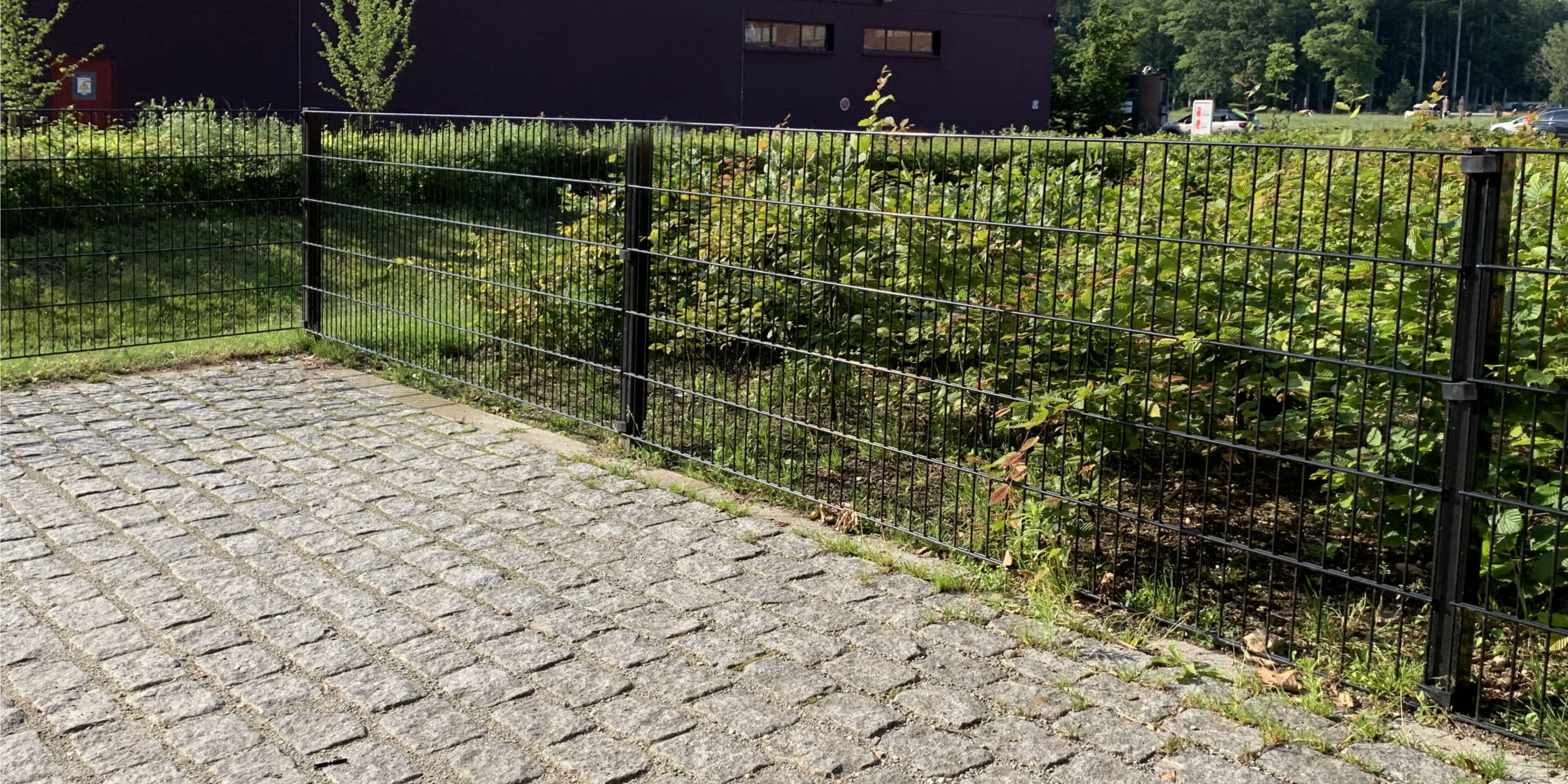 Lage tuinafsluiting: welke opties & prijzen? [+ Inspiratie]
