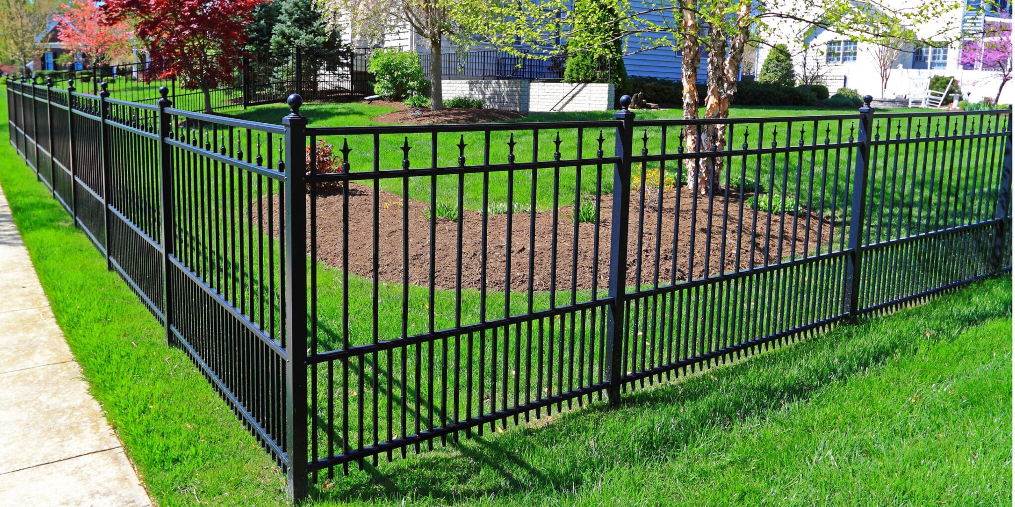 Lage tuinafsluiting: welke opties & prijzen? [+ Inspiratie]