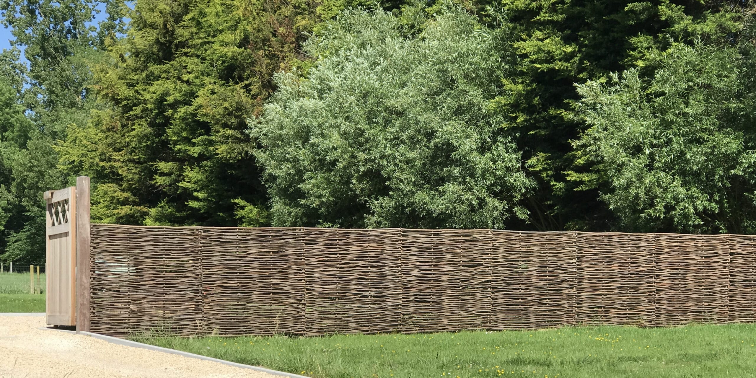 Lage tuinafsluiting: welke opties & prijzen? [+ Inspiratie]